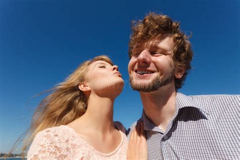 Dating Paar In Liefde Het Kussen Stock Afbeelding Image Of Affectie Zomer 113161421