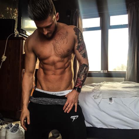 Abdomen Marcado Y Fuerte Con Los Hombres Fitness El124
