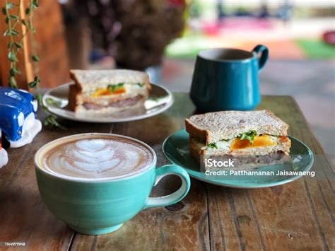 특별 한 하나 집에서 신선한 샌드위치와 커피 컵 녹색 접시 세트에 건강 한 아침 식사 블랙 커피와 라 떼 아트 커피 0명에 대한 스톡 사진 및 기타 이미지 Istock