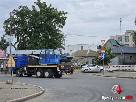 В Николаеве Toyota после столкновения с подъемным краном перевернулась на крышу