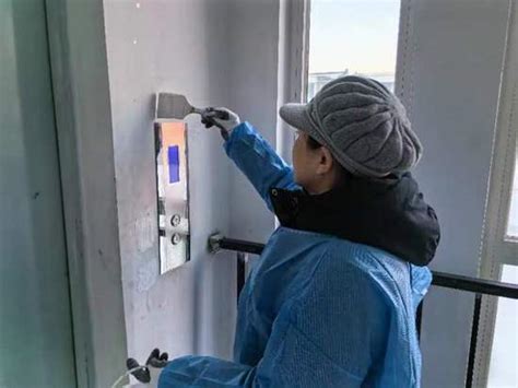 北塘街道海阔苑社区：清除小广告 擦亮大文明