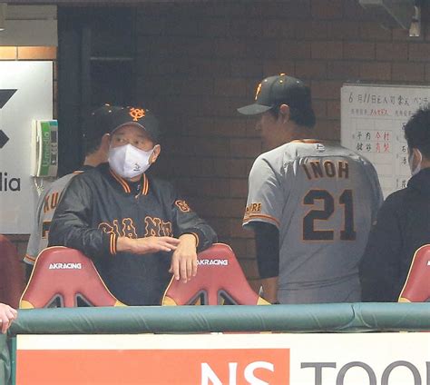 ＜楽・巨＞8回、浅村の打球に襲われ降板する井納。左は原監督（撮影・河野 光希） ― スポニチ Sponichi Annex 野球