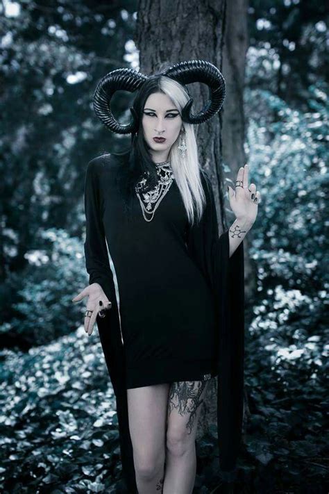 Pin De † † Brian † † En † Goth Punk Emo † Chicas Góticas Belleza