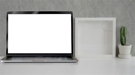 모형 노트북 프레임 및 선인장 냄비와 최소한의 직장의 보기를 닫습니다 노트북에 대한 스톡 사진 및 기타 이미지 노트북 0명 공란 Istock