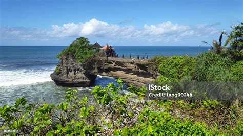 발리의 바위에 구멍이 있는 해안선의 절벽 가장자리에 위치한 푸 라 바투 보아 롱 자연에 대한 스톡 사진 및 기타 이미지 자연 건축 건축물 Istock