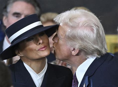 Melania Disebut Cosplay Logo Mode Incognito Trump Jadi Susah Cium Di Pelantikan