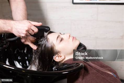 아름 다운 여자는 미용실에서 머리 하기 전에 그녀의 머리를 씻어 머리 젊은 백인 여자는 미용에 세척 전문가 샴푸 코디 미용사 남자 갈색에 대한 스톡 사진 및 기타 이미지