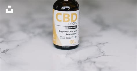 흰색과 갈색의 라벨이 붙은 병 사진 Unsplash의 무료 식물 이미지