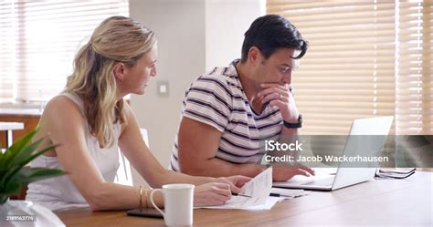 금융 문제 및 청구서 스트레스 및 빚진 인터넷 뱅킹 문제가 있는 노트북과 커플 주택 모기지 상환 기한 및 불안 세무 감사 또는 저축에 대한 대화가 포함된 청구서 2명에 대한