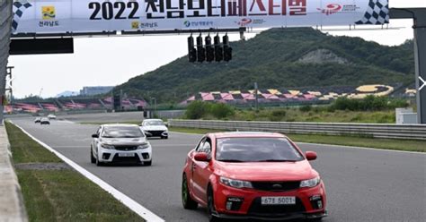 나도 카 레이서···국제자동차경주장 무료 경주 체험