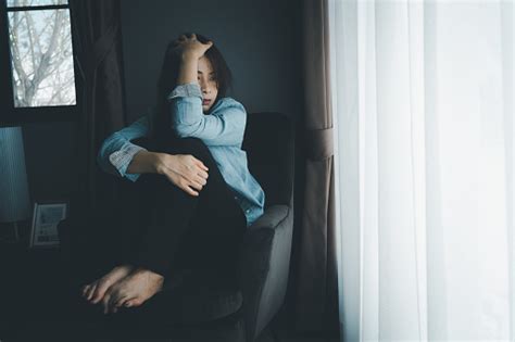 외로운 느낌 여자 우울 하 고 스트레스 앉아 머리에 앉아 어두운 침실에 집 거실 정신 건강 개념 및 부정적인 감정 40 44세에