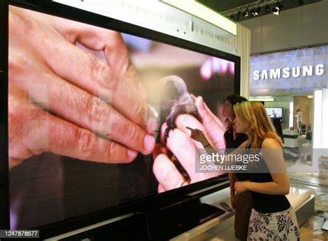 13 Samsung Electronics Pdp Photos And High Res Pictures Getty Images
