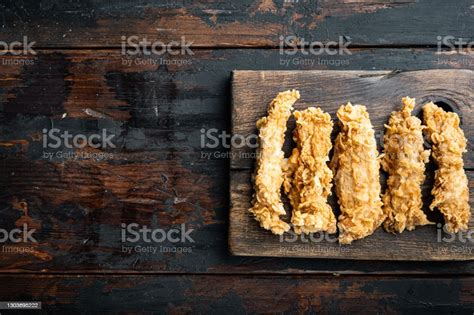 오래된 어두운 나무 테이블에 바삭 한 프라이드 치킨 브로스트 상단 보기 복사 공간 0명에 대한 스톡 사진 및 기타 이미지 0