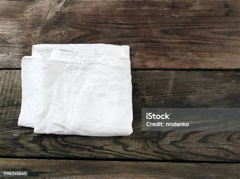 오래된 보드에서 회색 나무 테이블에 접힌 흰색 부엌 섬유 수건 0명에 대한 스톡 사진 및 기타 이미지 0명 가정 주방