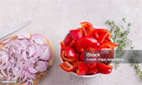 잘게 잘린 붉은 달콤한 고추 한 그릇 다진 붉은 양파가 든 나무 판 신선한 백리향 가지 베이지색 질감의 배경에 부엌칼 평면도 건강한 식생활에 대한 스톡 사진 및 기타 이미지