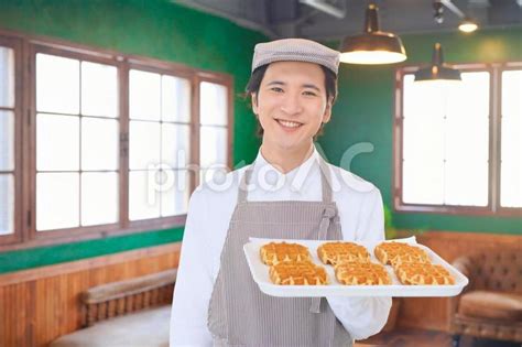 トレーに乗せたワッフルを持つカフェの男性店員8 No 24255490｜写真素材なら「写真ac」無料（フリー）ダウンロードok