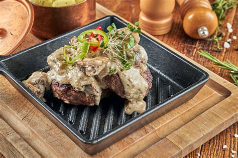Steak Daging Sapi Yang Menggugah Selera Dengan Saus Jamur Dalam Wajan