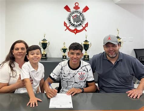 Venceslauense Assina Contrato Profissional E Passa A Ser Atleta Do