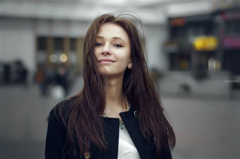 배경 화면 얼굴 여자들 모델 초상화 피사계 심도 긴 머리 갈색 머리의 안경 뷰어를보고 사진술 웃고있는 유행 사람 빅터 칼맨 색깔 소녀