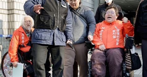 ‘경찰 폭행 혐의 전장연 활동가 구속영장 기각法 도망 염려 없어