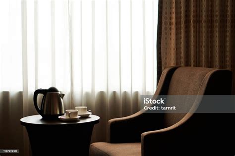 호텔 객실 주전자에 소파 소파로 테이블에 화이트 티 컵 커피 컵 0명에 대한 스톡 사진 및 기타 이미지 0명 가구 고급