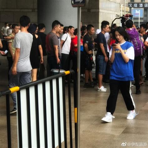 180819 今日份的新鮮爽請查收網友又偶遇鄭爽拍戲 每日頭條