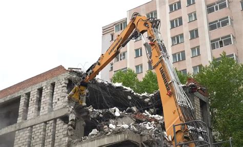 Эзэнтэй нь зөвшилцсөн тул СБД ийн 7 дугаар хорооны дутуу барилгыг буулгаж байна