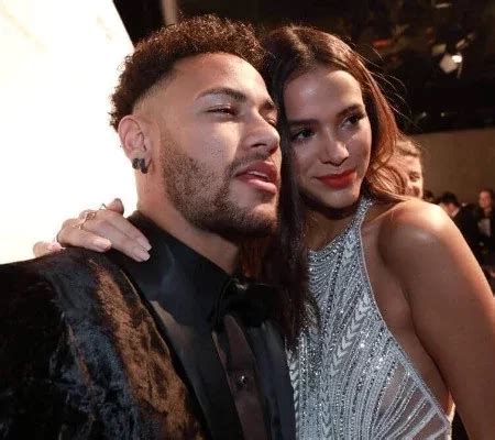 10 romances de Neymar após o término Marquezine Famosos MEIO