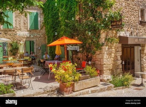 Le Petit CafŽ Opp de le Vieux Luberon region Provence France Stock