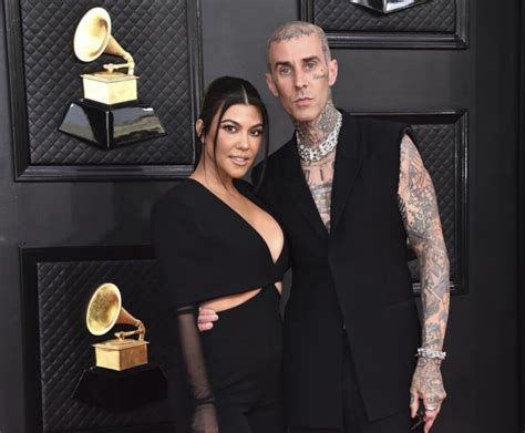 Kourtney Kardashian Le Anuncia A Travis Barker Su Embarazo
