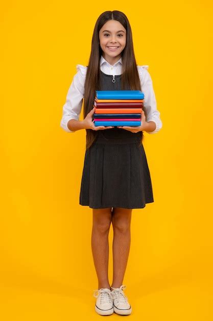 Escolar Con Libro Aprendizaje Y Educación Foto Premium