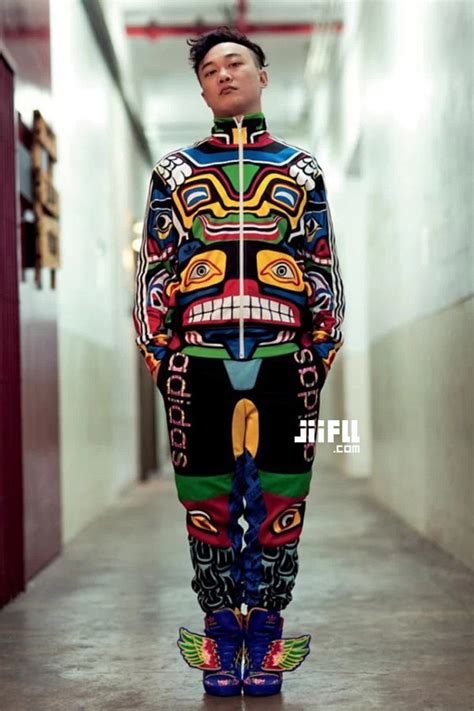 jiifll 陈奕迅 阿迪达斯 adidas 潮牌 潮人 明星搭配 土著印第安玛雅服装 图腾 花纹 特色