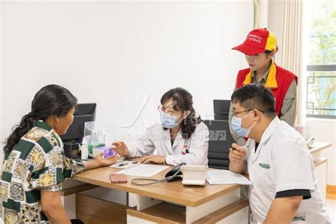 湖北秭归：医疗帮扶助振兴 送医送药暖人心 人民图片网