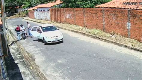Vídeo mostra o momento em que criminosos armados roubam moto em