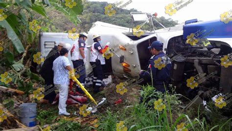 Un niño grave en aparatosa volcadura de tráiler Diario La Voz de