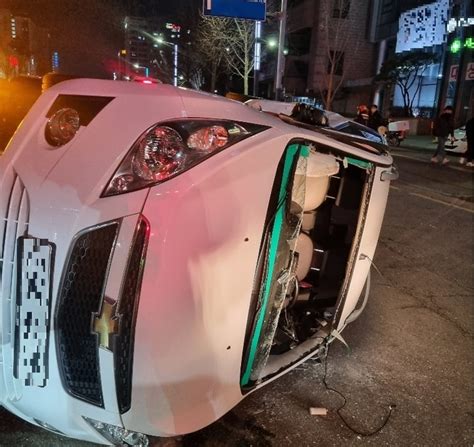 수원 인계동 도로 한복판 차량 전복 완파운전석 30대 여성 구조