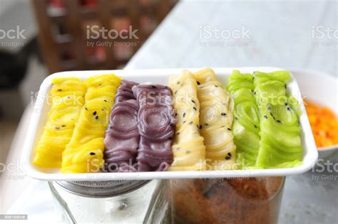 텅 무안 잔디 코코넛 혼합 및 검은 참 깨 씨앗은 압 연된 웨이퍼 태국에서 전통 디저트 코코넛에 대한 스톡 사진 및 기타 이미지