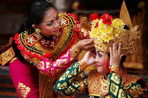 Legong Keraton Dancer Ilustrasi Indonesia