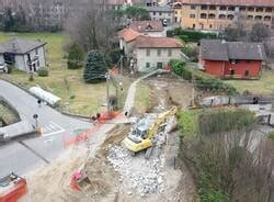 Ruspe al lavoro giù il ponte sul Tinella a Luvinate per evitare nuove