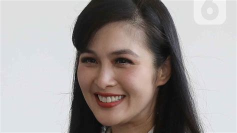 Sandra Dewi Lempar Senyum Saat Datangi Kejagung Diperiksa Sebagai Saksi Kasus Korupsi Harvey