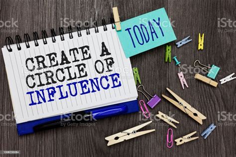 영향의 A 서클 만들기를 보여주는 글을 참고 비즈니스 사진 보여주는 Influencer 지도자 동기 면된 메모장 블루 펜에 우