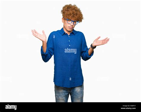 Junger Stattlicher Mann Mit Afro Haar Trägt Blaue Gläser Ratlos Und