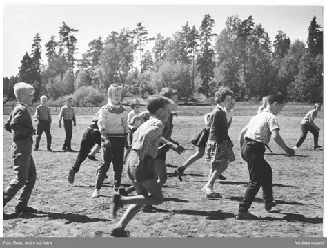 Barn Springer Och Leker På En Fotbollplan Nordiska Museet