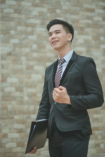 성공적인 기업가 그리고 목표 회사에서 행복 한 비즈니스 사람들 축 하 성공 성공적인 팀을 무기와 사업가 달성 하는 기업 들 기업 재무와 산업에 대한 스톡 사진 및 기타