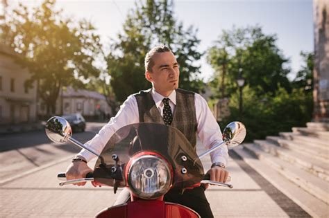 빨간 빈티지 오토바이 스쿠터에 고전적인 조끼와 흰색 셔츠에 젊은 잘 생긴 남자의 초상화 거리에 대한 스톡 사진 및 기타 이미지 거리 고전 양식 고풍스런 Istock