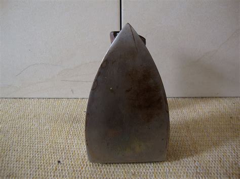 Ferro De Passar Roupas Antigo Anos 60 Cabo De Madeira R 80 00 Em