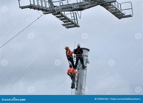 Tre Assemblatori Battentesi Sotto Lelicottero Immagine Editoriale Immagine Di Elicottero