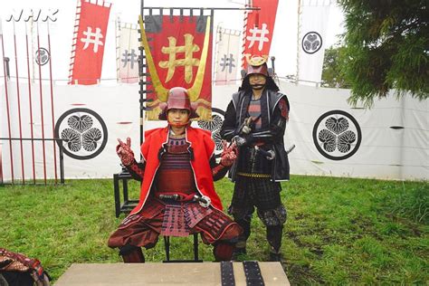 万千代の元服 井伊直政 に 撮影の合間直政さん不在時に大将の席に座ってみた万福さん戻ってきた直政さんがそれを発見一触即発 と