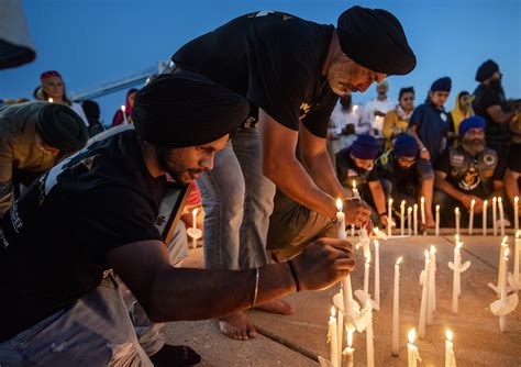 Photos At Candlelight Vigil Sikh Temple Of Wisconsin Marks 10 Years