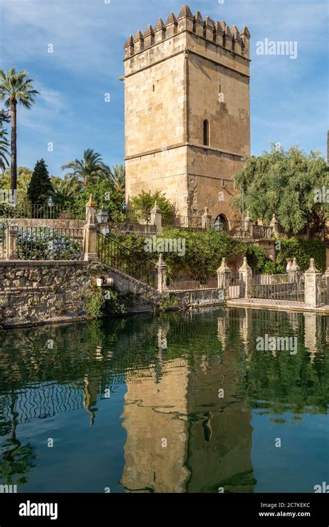 La Torre Quadrata Dei Leoni La Torre De Los Leones Si Riflette In Una Delle Piscine Del